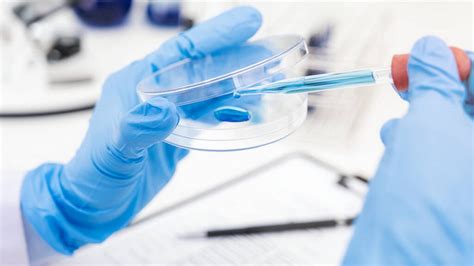 药物研究实验室中的生化研究科学家小组与显图片 包图网企业站