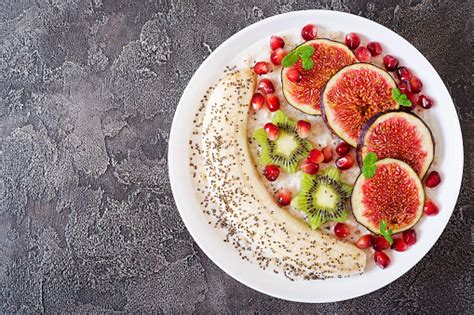 맛있고 건강 한 오트밀 무화과 키 위 석류 바나나 Chia 씨앗 건강 한 아침 식사입니다 피트 니스 음식입니다 적절 한