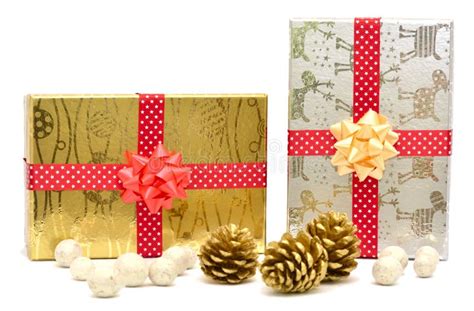 Rect Ngulos De Regalo Con Las Cintas Rojas Y De Oro Imagen De Archivo