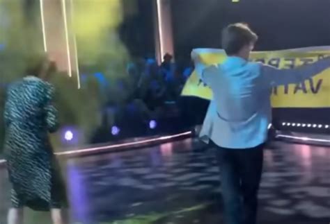 Video Aktivisti Upali Na Ples Za Zvijezdama Kamerman Ih Doslovno