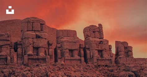 바위 언덕 꼭대기에 앉아있는 석상 그룹 사진 Unsplash의 무료 Nemrut Dağı 이미지