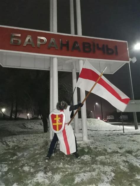 Въезжающих в Барановичи сегодня приветствовал бело красно белый рыцарь