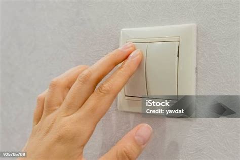 에너지 절약끄기 닫기의 손가락은 켜기 또는 끄기 전등 스위치에 공간에 복사 합니다 가까운에 대한 스톡 사진 및 기타 이미지