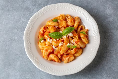 토마토 라비올리 파스타 또는 치즈에 파이프 리게이트 모양의 파스타 건강한 식생활에 대한 스톡 사진 및 기타 이미지 건강한 식생활 건조한 곡초류 Istock