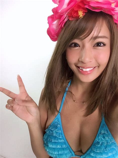 日本一黒いグラドル“橋本梨菜”金運アップのご利益ありそうなゴールド水着が超セクシー！ スポンサー広告グラビア・芸能・モデル グラドル