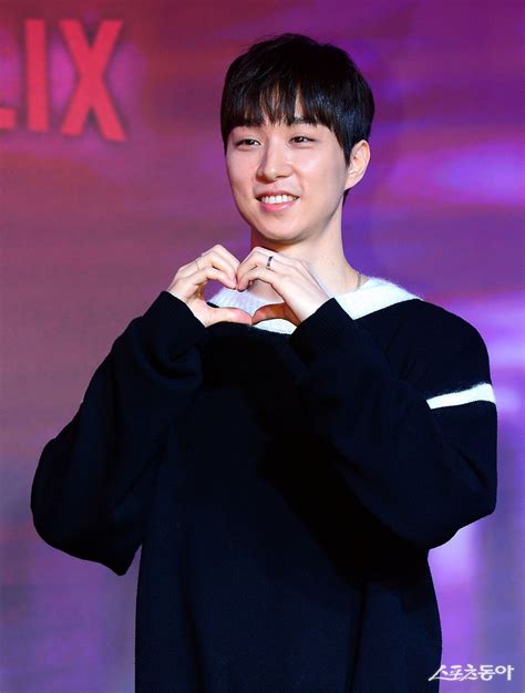 사랑꾼 이충현 감독 연인 전종서를 향한 하트 포토 ｜스포츠동아