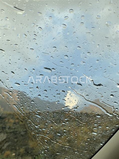 قطرات الماء على نافذة زجاجية، أجواء ممطرة، خلفية زجاجية مع قطرات الندى