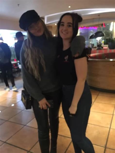 Perrie Peri Little Mix Star Perrie Edwards Poses For Selfies At