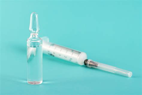 藍色背景上的玻璃藥安培和注射器 照片檔及更多 健保和醫療 照片 健保和醫療 健康的生活方式 剪裁圖 Istock