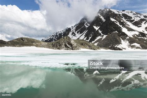 Elbrus 지역 러시아에서에서 호수 Syltrankel입니다 파노라마 겨울 산 풍경 눈 봉우리와 얼어붙은 호수 물 속에서 아름