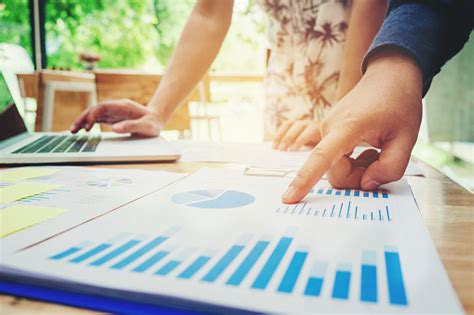 시작 비즈니스 팀 동료 모임 그래프 데이터 새로운 사업 프로젝트에 새로운 계획 금융 논의 계획 전략 분석 개념에 대한 스톡 사진 및 기타 이미지 Istock