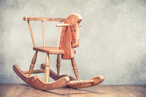 레트로 오래 된 나무 흔들 말 전면 콘크리트 벽 배경 빈티지 스타일 필터링 된 사진 가정 생활에 대한 스톡 사진 및 기타 이미지 가정 생활 고독 부정적인 감정 표현