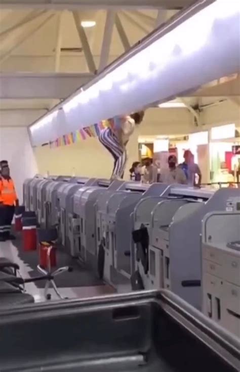 Passenger Has A Meltdown At The Airport Rpublicfreakout