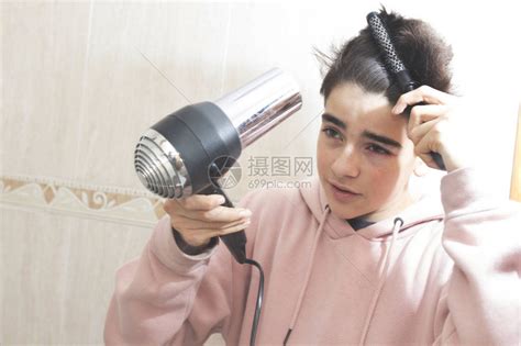 对着镜子梳头的年轻高清图片下载 正版图片505252794 摄图网