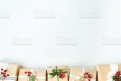 흰색 나무 책상 배경에 크래프트 종이에 싸여 선물 상자의 테두리 0명에 대한 스톡 사진 및 기타 이미지 0명 12월 겨울