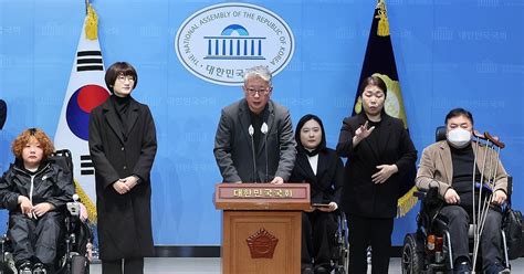 민주당 탈당자 소개하는 조응천 공동창당준비위원장