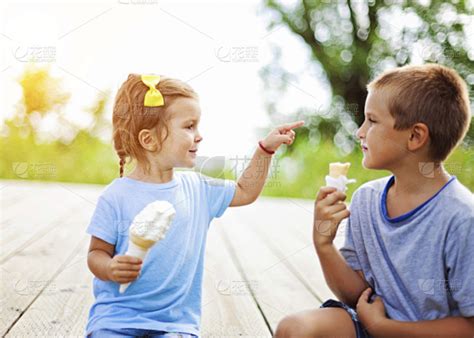 乐趣夏天兄弟姐妹不健康食物草休闲追求儿童人白人姐妹