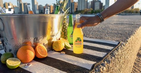 투명한 음료수 유리에 노란색 액체를 붓는 사람 사진 Unsplash의 무료 옥상 이미지