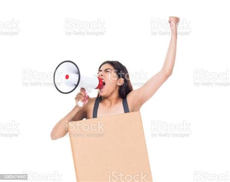 골 판지 상자를 착용 하 고 외치는 확성기와 화가 빈곤 여성 20 24세에 대한 스톡 사진 및 기타 이미지 20 24세 20 29세 거지 Istock