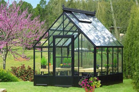 Choosing a Greenhouse | HGTV
