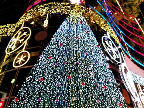 【旅遊】「2019台新金控聖誕祭」台北市東區仁愛圓環，首座數位互動聖誕樹點燈閃亮登場 花見團子玩耍趣 欣傳媒生活頻道