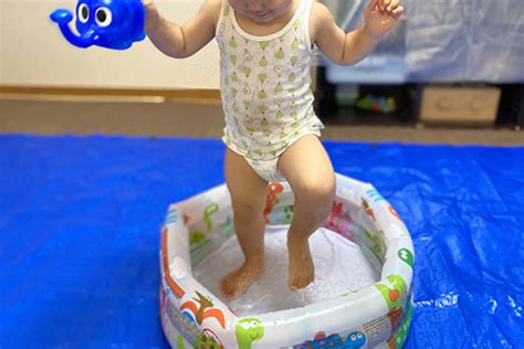 家の中で水遊び！ベランダや庭がなくても室内でできるおうち水遊び ママびよりウェブ