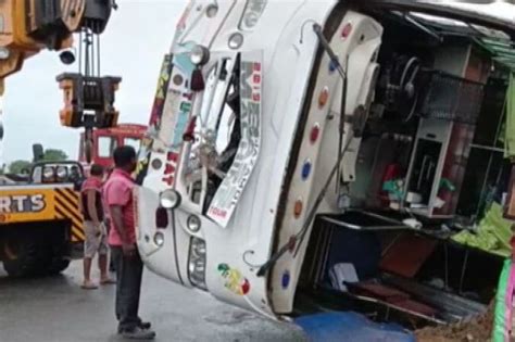 Seven Hurt As Bus Carrying Migrants From Kerala To Bengal Overturns In