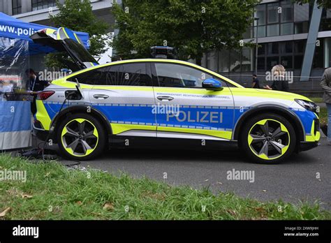 Der Neue Polizeiwagen Der Zukunft Einsatzfahrzeug Streifenwagen Ein Vollelektrisch