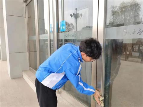 雷锋精神，薪火相传享劳动之乐，悟劳动之美——擦玻璃学院要闻新闻中心建工学院