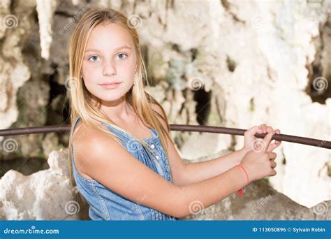 Chica Joven Bonita Rubia De Los Ojos Azules En Adolescente Lindo Del