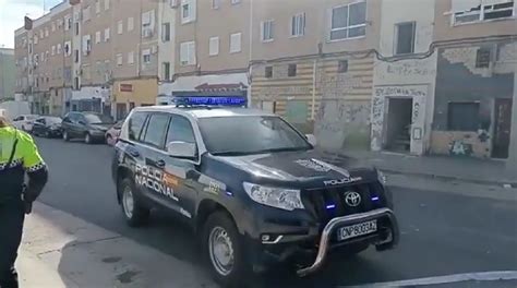 El hombre que amenazó con hacer estallar su casa en Huelva se entrega a la Policía