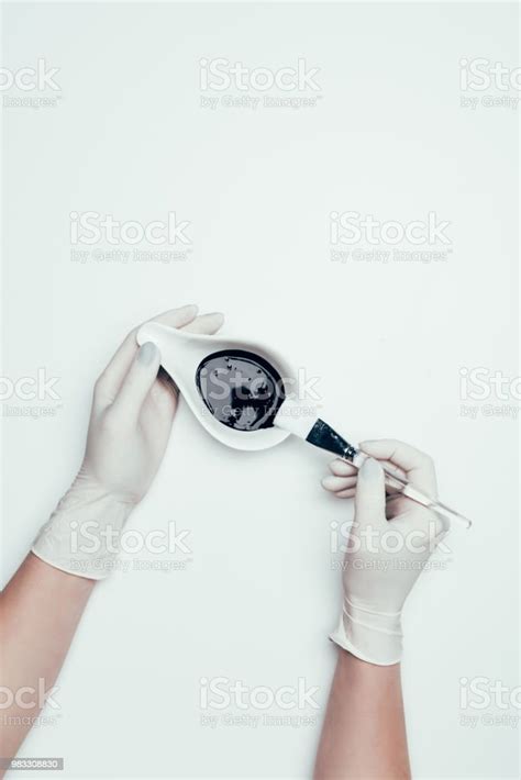 라텍스 장갑 블랙 마스크와 흰색 표면에 절연 브러시에에서 여자의 자른된 샷 건강관리와 의술에 대한 스톡 사진 및 기타 이미지 건강관리와 의술 검은색 공란 Istock