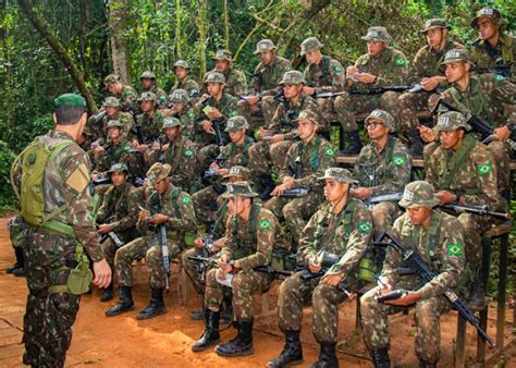 Futuros sargentos do Exército Brasileiro realizam Estágio Básico de