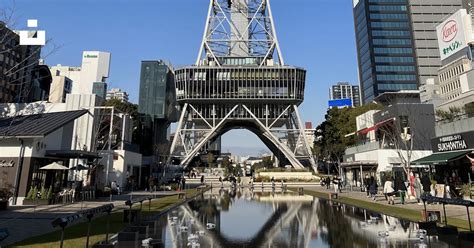 파리 시내 위로 우뚝 솟은 에펠탑 사진 Unsplash의 무료 나고야 이미지