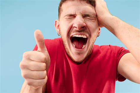 빛나는 성공 남자 행복 넋을 축 하 하는 승자가 되 고 남성 모델의 동적 활기찬 이미지 개념에 대한 스톡 사진 및 기타 이미지 개념 남성 남자 Istock