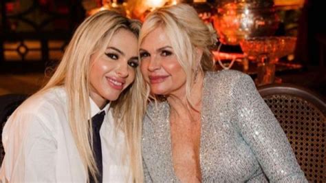 MidiaNews Monique Evans Completa 9 Anos Ao Lado De Noiva 30 Anos Mais