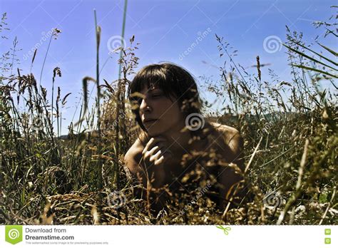 Ein Mädchenlegen Nackt Auf Wiese Stockfoto Bild von stroh braun