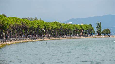 페 스키에 라 델이 르다 이탈리아 산책로 마을 르다 호수 가장 유명한 이탈리아 리조트 중 하나입니다 거리에 대한 스톡 사진 및
