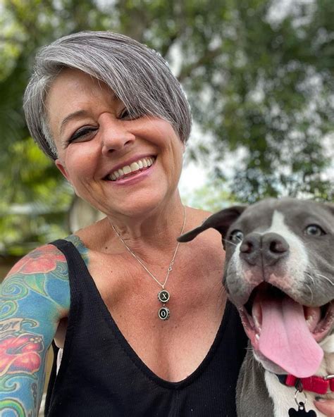 Mujer De 58 Años Con Tatuajes Ha Sido Criticada Por Vestirse Como Una