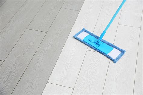 걸레로 쪽모이 세공 마루 바닥을 씻습니다 청소 전후의 차이점 0명에 대한 스톡 사진 및 기타 이미지 0명 가사 집안일