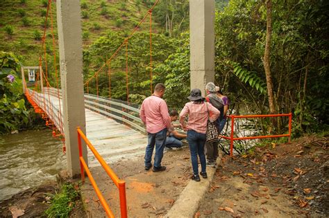 Habitantes De Zona Rural De El Carmen Recibieron Dos Puentes Para La