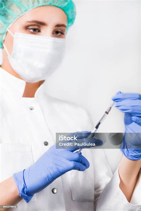 医者や科学者が注射器白い背景の青い手袋に Stem教育のストックフォトや画像を多数ご用意 Stem教育 テクノロジー ドイツ