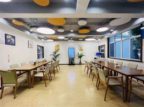 围墙“消失”了一半，这家敬老院向社区老年居民开放堂食长桥街道服务菜单
