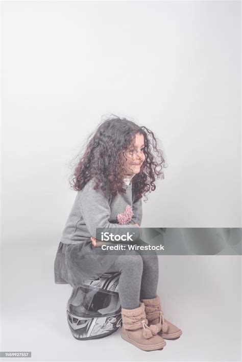 白い背景にグレイのヘルメットに座っている美しい白人の巻き毛の女の子 1人のストックフォトや画像を多数ご用意 1人 カットアウト