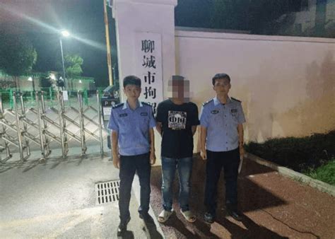 一男子拉车门盗窃被抓 雷某 小区 报警