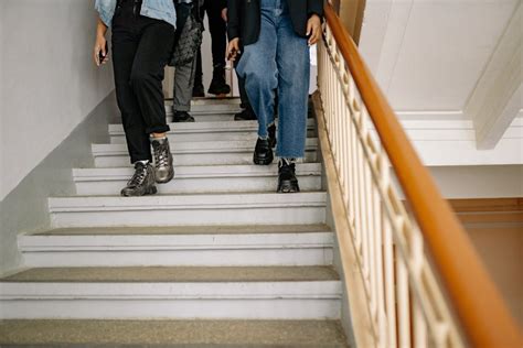 有关人 休閒 休闲装 休闲鞋 城市教育 多樣化 大学生活 大學 天 学术之旅 学术环境 学术的 学校内部 学生团体