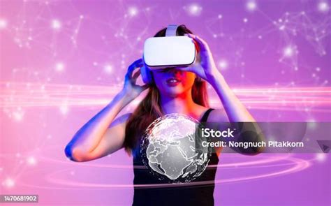 메타버스 기술 여자는 Vr 고글 헤드셋을 착용하고 재생하고 온라인 가상 현실 공간 세계 보라색 배경을 연결합니다 25 29세에 대한 스톡 사진 및 기타 이미지 Istock