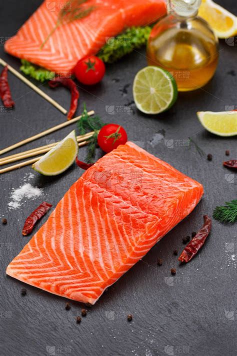 新鲜的红色鱼 （三文鱼柳） 和西红柿、 石灰和红辣椒准备做饭
