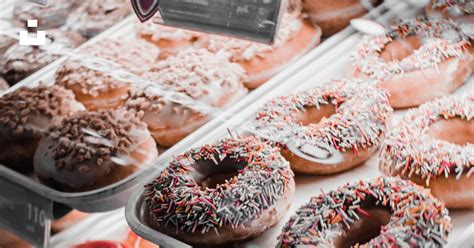 흰색 쟁반에 흰색과 분홍색 컵 케이크 사진 Unsplash의 무료 도넛 이미지