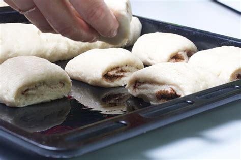 계 피 롤의 준비입니다 여자는 베이킹 트레이에 두의만 두를 넣습니다 갈색에 대한 스톡 사진 및 기타 이미지 갈색 개체 그룹 계피 Istock